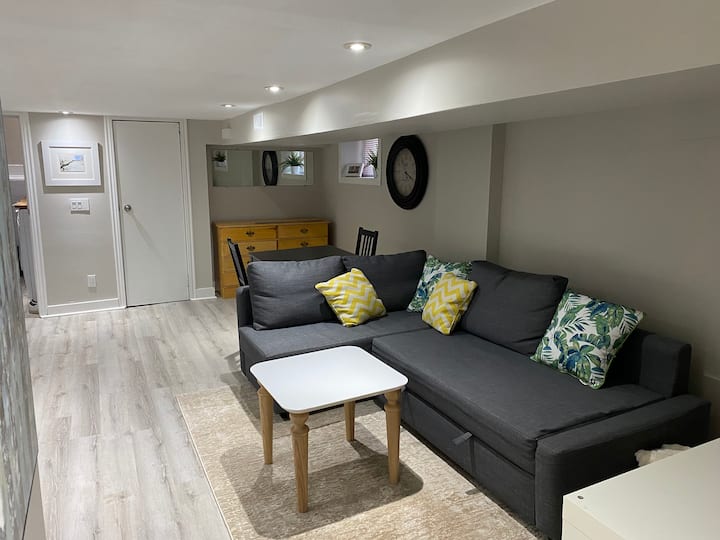The Danforth Suite - 3 Minute Walk To Subway - Toronto