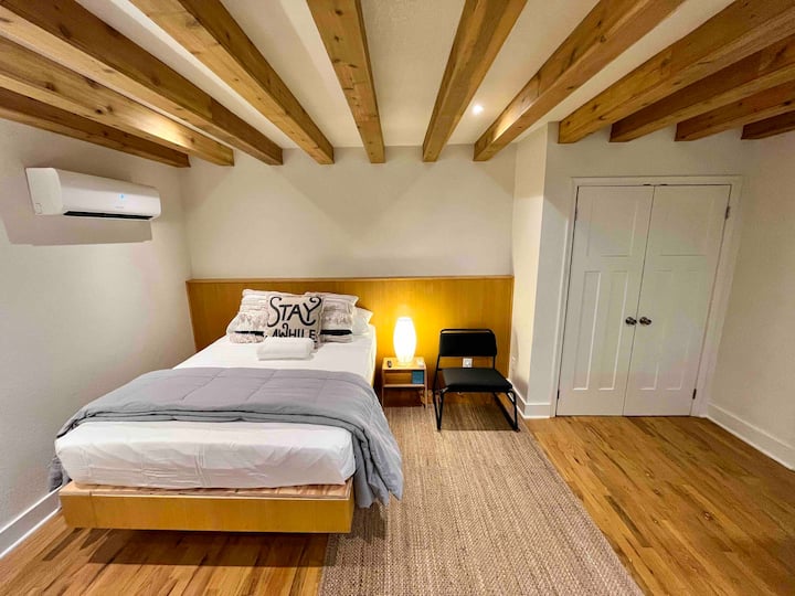 Inviting Studio • Steps From Square + Eats - Fayetteville, AR