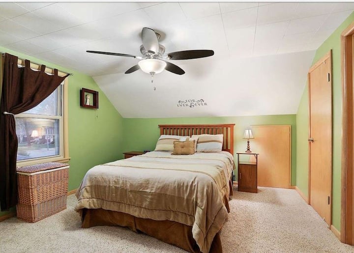 Cheerful 3-bedroom Home With Hot Tub! - Appleton, WI