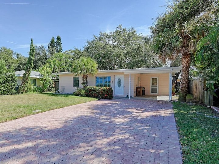 Indian Rocks Beach 2br I Walk To Ocean + Cafes - Indian Rocks Beach, FL