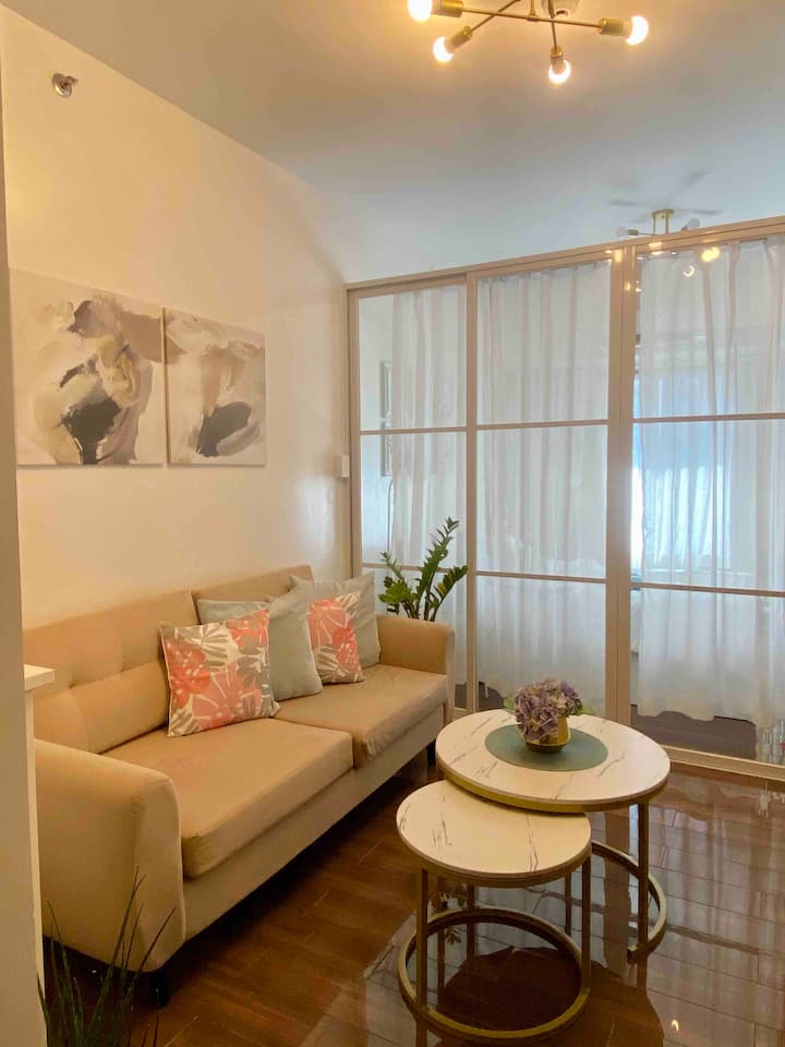 The Home By Chary - Air Residences Makati - Makati