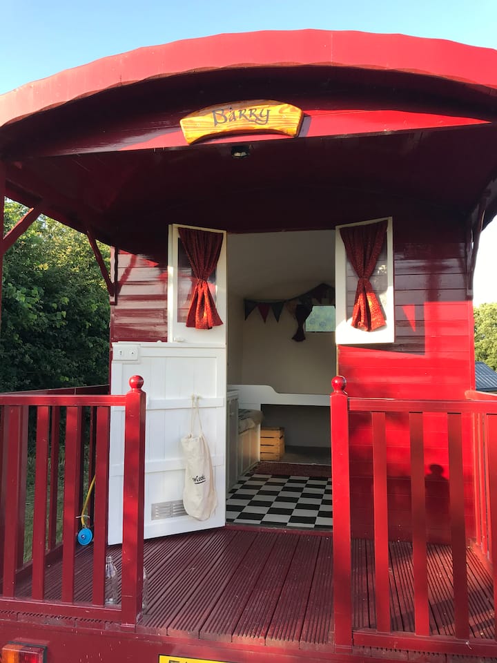 ‘Barry’, A ‘Dude’ Of A Shepherd Hut - Ledbury
