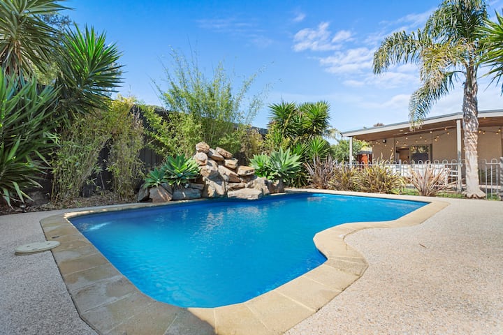 Rustic Bubbles - House With Games Room, Solar Heated Pool And Pet Friendly - Rye