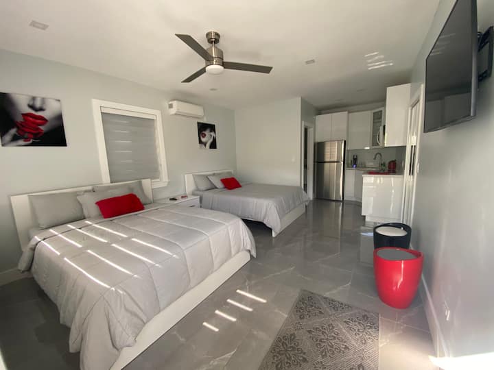Entire Luxury Studio - Hialeah