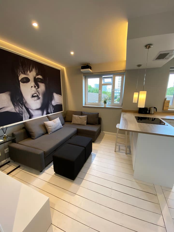 Newly Renovated - 70m2 Modern & Cosy - Balcony - Greenwich