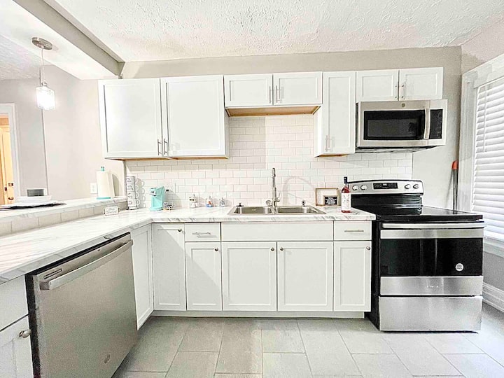Luxury 1 Bedroom 2 Bed Apartment W/ Free Parking - Rochester Institute of Technology, Rochester