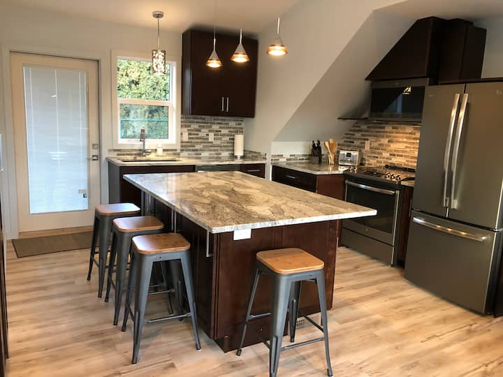 2 Bdrm/2 Bathroom Carriage House. - Kelowna