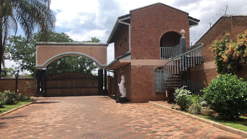 Spacious Secure Gated Community House with Solar 【 SEP 2021 】 Townhouse in Bulawayo, Zimbabwe (2 ...