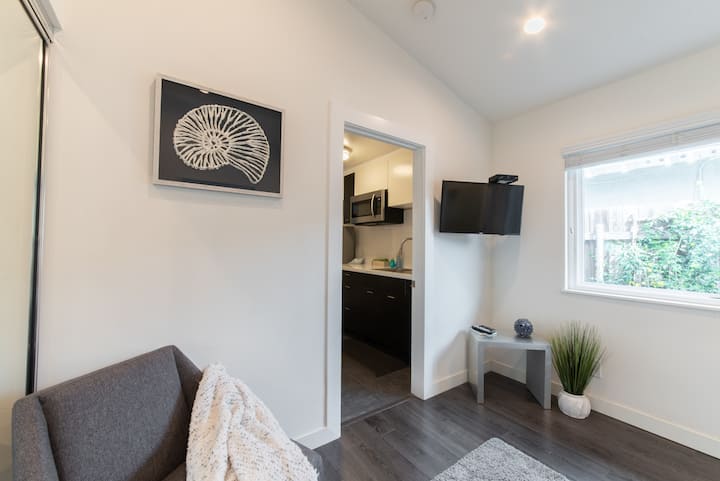 Stay Blocks From The Beach - Huntington Beach, CA