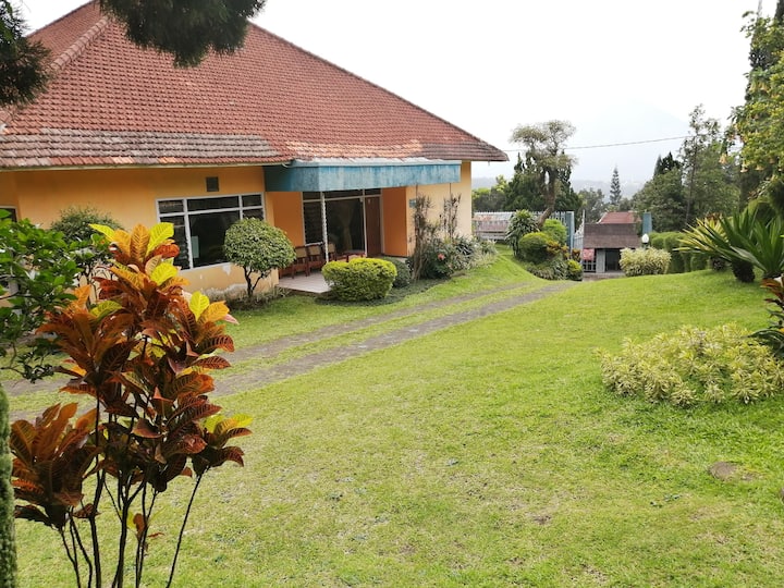 Vila Firdaus Jalan Raya Tretes-6br Mount View - Trawas