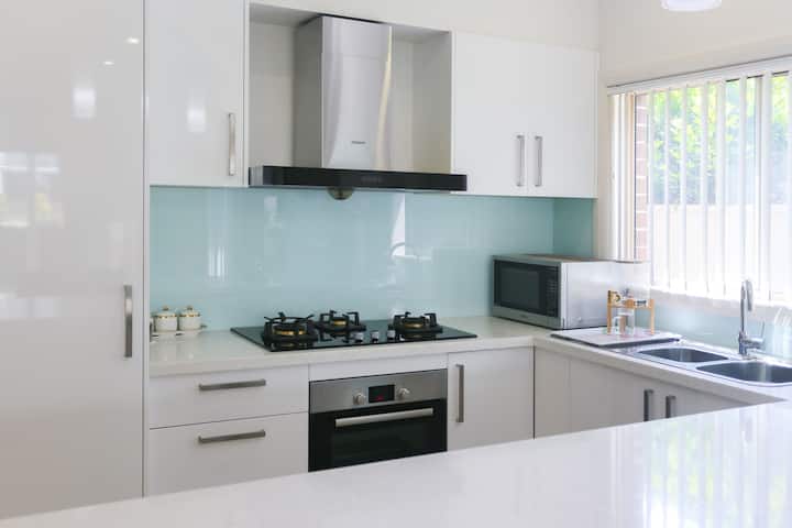 Modern & Peaceful Family Home - Auburn