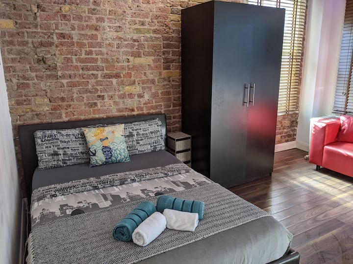 Studio 21 - 3rd Floor Front Corner - London