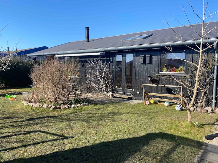 Cosy House With Trampoline, Chickens & Greenhouse - Copenhagen Airport (CPH)