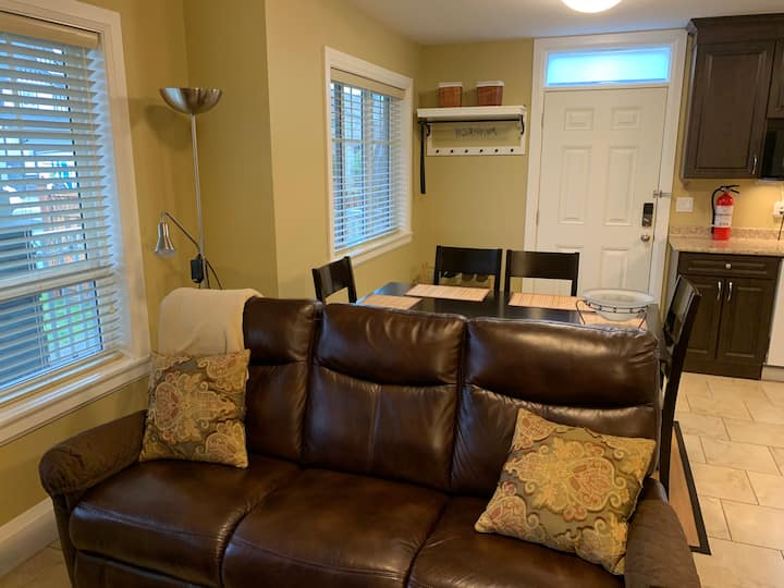 Bright And Spacious Suite In Great Location - Abbotsford