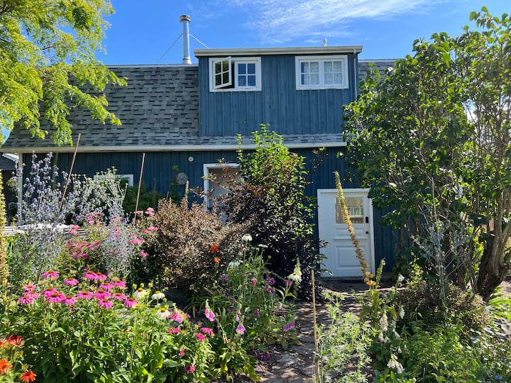 Light-filled Suite On Picturesque Flower Farm