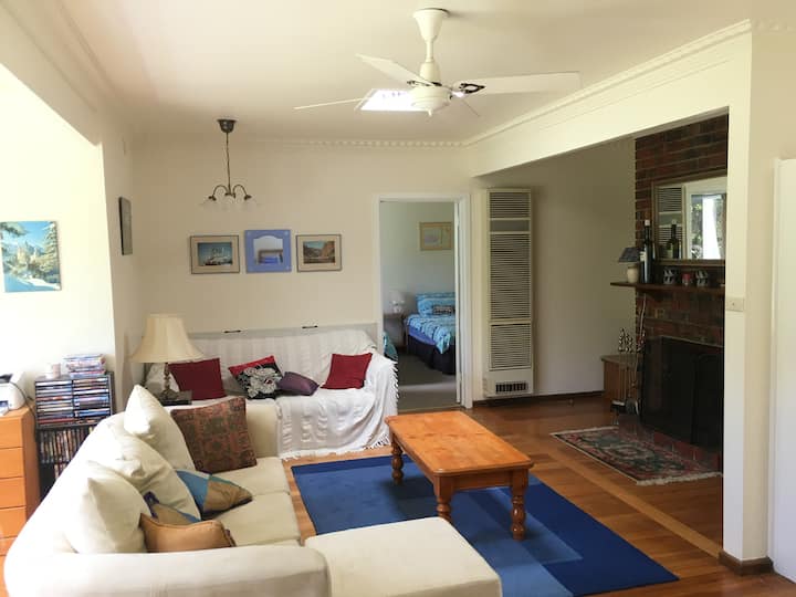 Beachside Cottage, Child & Outdoor Pet Friendly - Sorrento