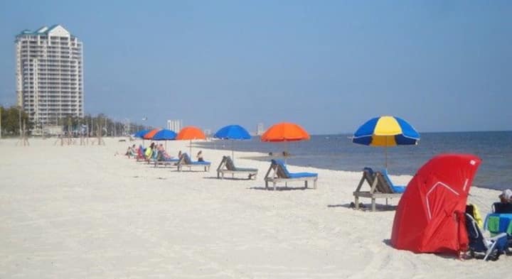 Coastal Retreat 4 Br/2bath Home Close To Beach - Gulfport, MS