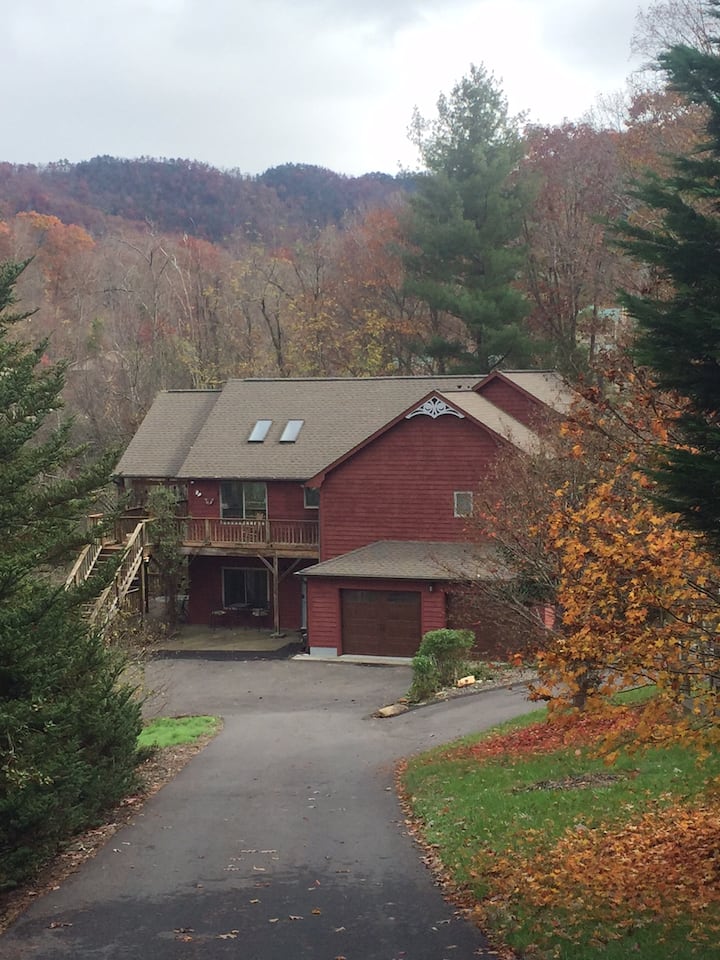 Appalachian Farm Near Asheville. Amazing Views! - Black Mountain, NC