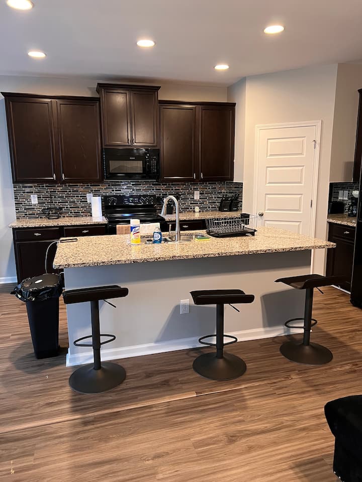 Beautiful Luxury 3 Bdrm Home, Near The Airport - Fairburn, GA