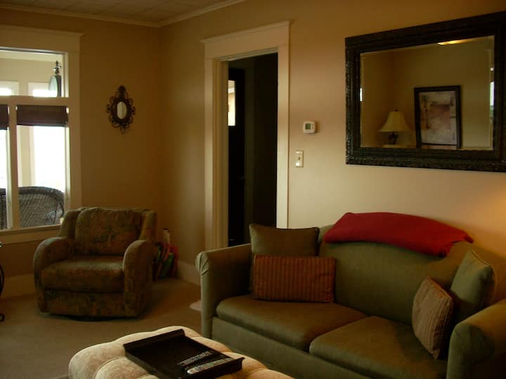 *Charming Home Amazing River Views* - Astoria, OR