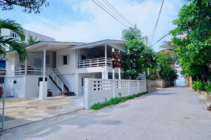 The Classical Huahin Beach House 30sec. To Beach - 후아 힌