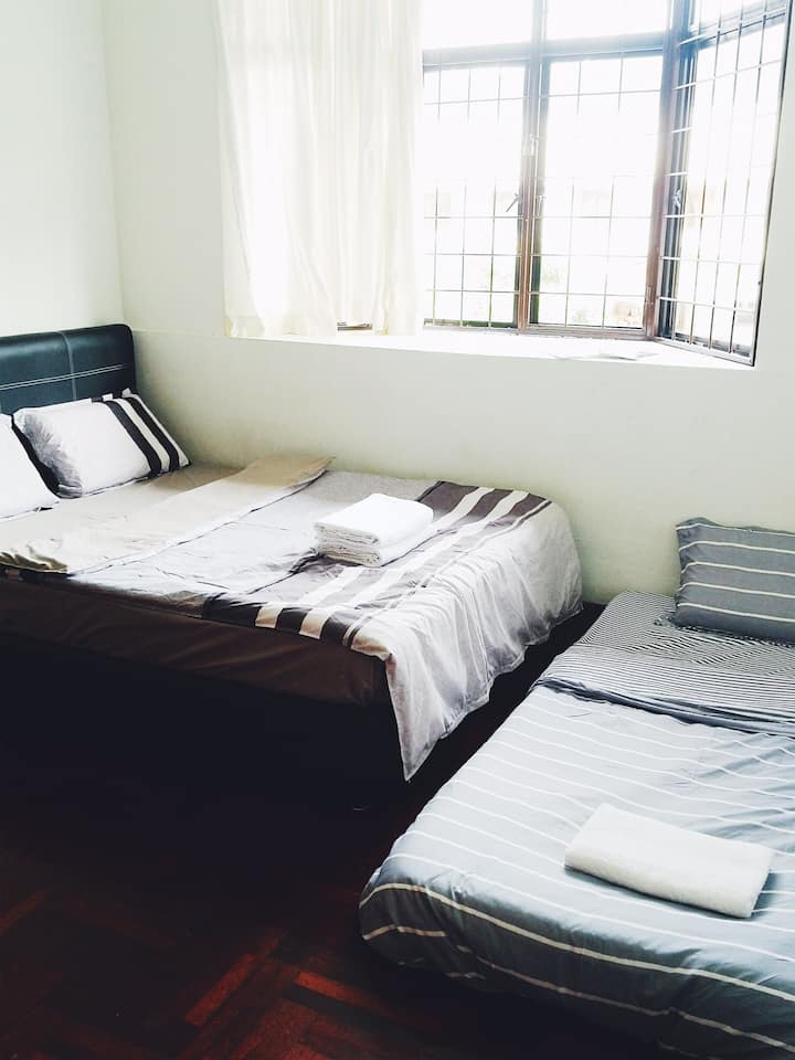 Retreat In Kk Suburb Queen Bedroom - Tuaran