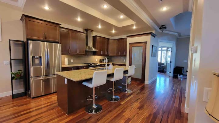 Great 4 Bedroom, 5 Bed House In Trendy Inglewood - 캘거리