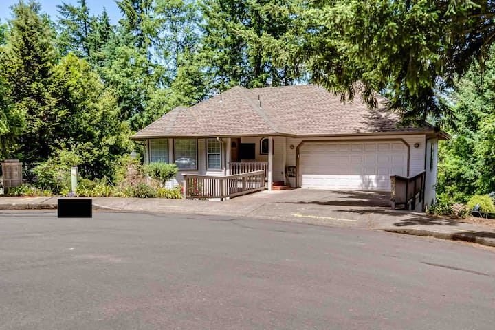 Spacious Home In A Charming Neighborhood - Eugene, OR