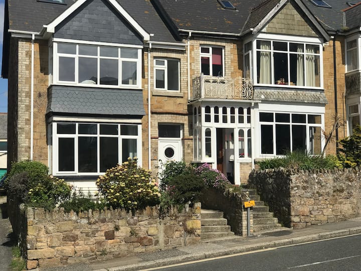 “Seascape” Prime Location, Large Family Home. - Newquay