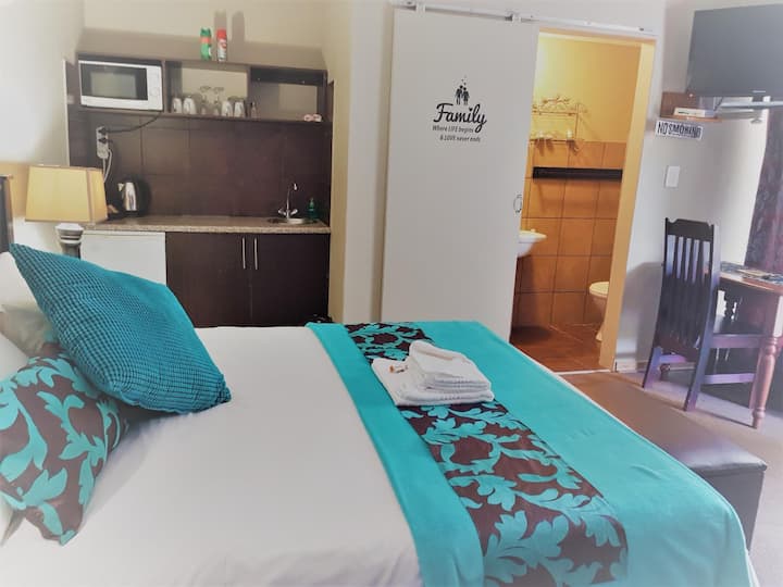 Gemstone Guesthouse - Opal Small Family Unit - Klerksdorp