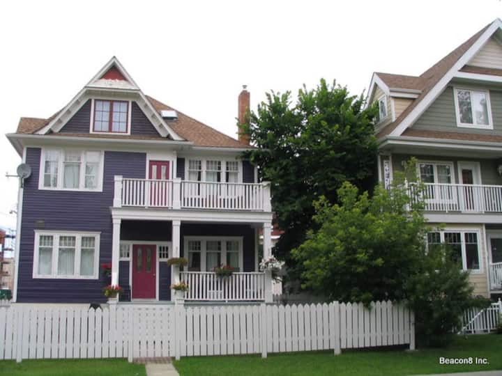 2 Bed With Parking At The Purple House In Oliver - Edmonton