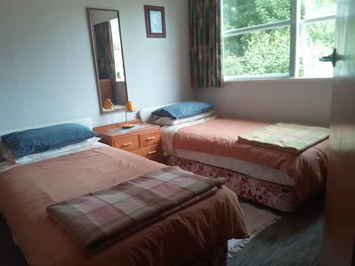 Twin Bedroom- 9m² 2 Single Beds - White & Blue Bnb - Lake Taupo