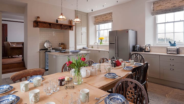 Cnewr Farmhouse Sleeps 16 In Brecon Beacons - Wales