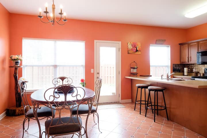 Nash Town House, Comfy & Near All!