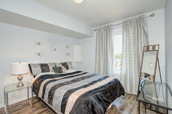 Luxurious  Condo With Balcony In Kitchener - St. Jacobs