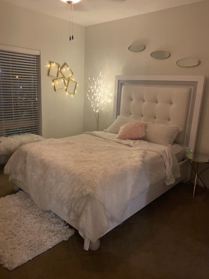 Comfortable And Cozy - Overland Park, KS