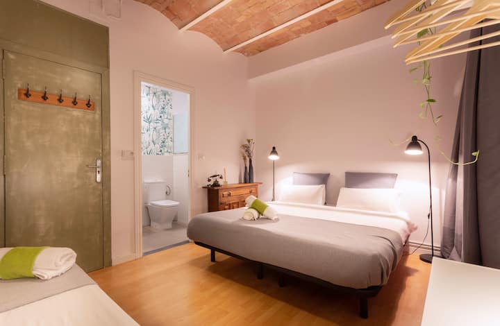 Triple-room With Private Bathroom - Badalona