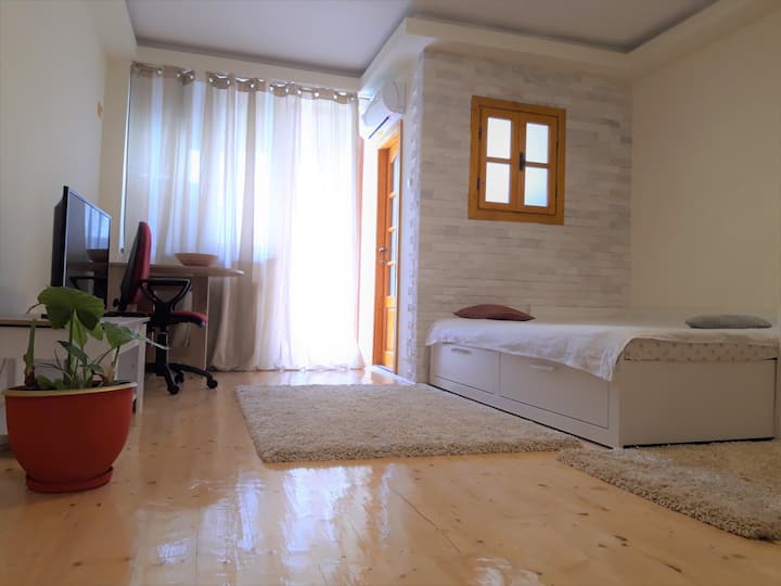 Charming & Peaceful Studio, Near Metro - Bukarest