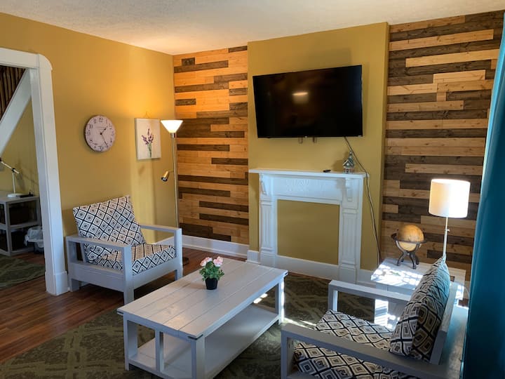 Circa 1900 Historic Townhouse Near Indy Downtown - Mars Hill, IN