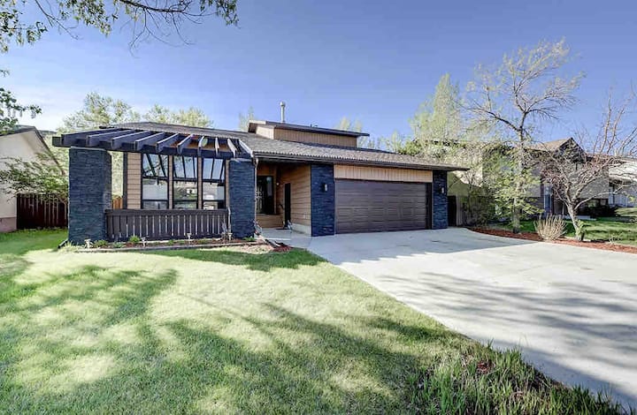 Big Family Fun/pool Table/backyard/3 Tvs/desk Wifi - Drumheller