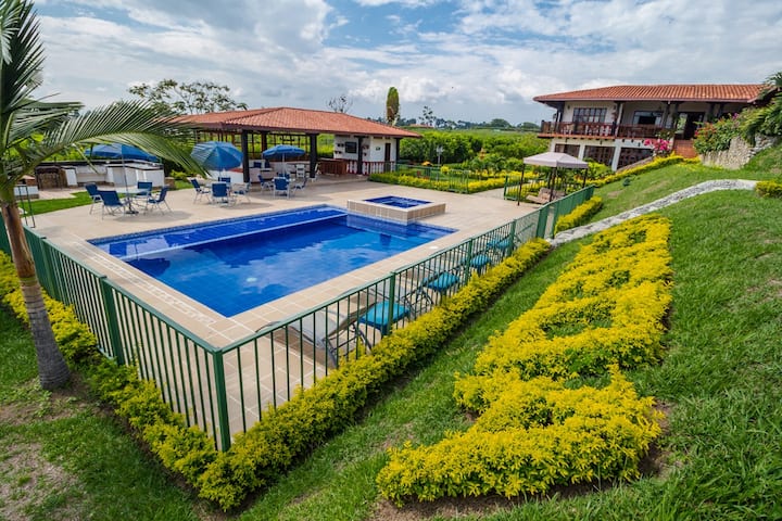 Espectacular Finca  Incluye Cocinera Y Camarera - Montenegro