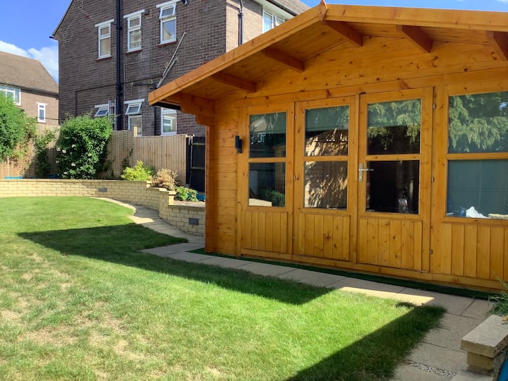 Lovely Log Cabin With Garden - London