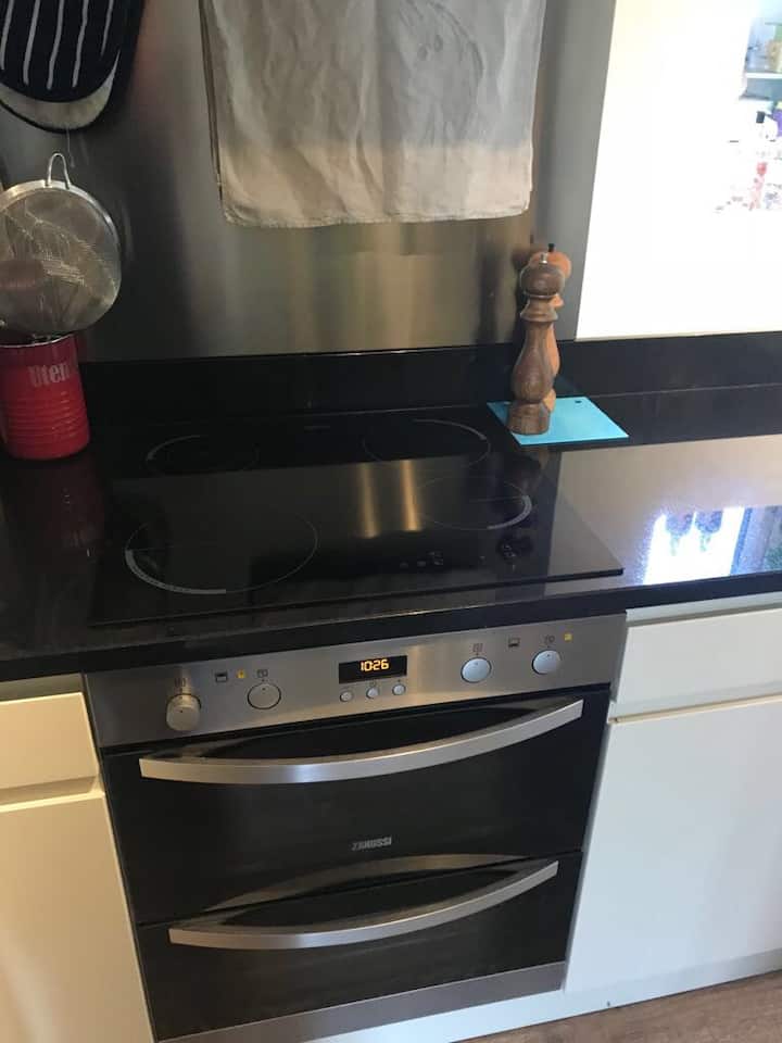 Spacious Family Home With Garden - Dorking