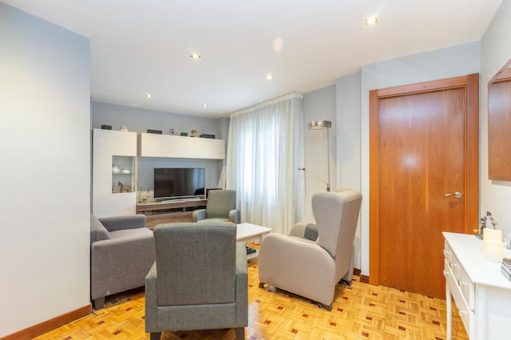 En Gascona Con Parking Gratis. Cómodo Y Amplio - Oviedo