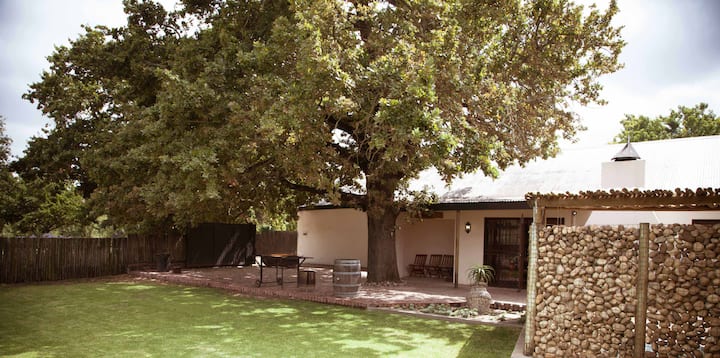 Anne's Favorite | Hot Tub | Under Oak Cottages - Wolseley