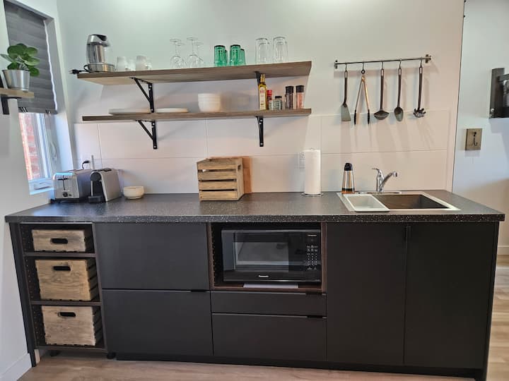 Studio Moderne Montréal 8 Min à Pied Ligne Orange. - Laval, Canada