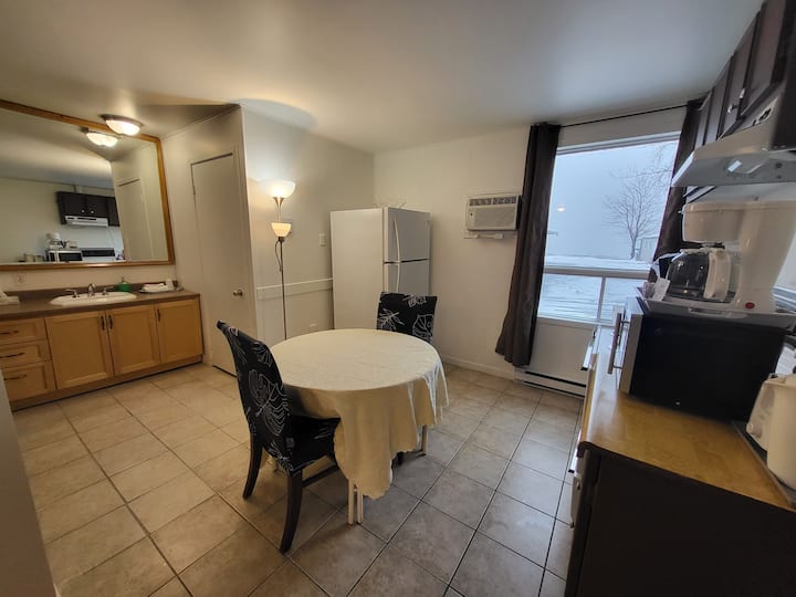 Room 2 Queen Beds & Full Kitchen - Beaupré