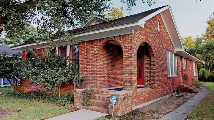 Cozy Brick House - Perfect For Extended Stay - Houston, TX