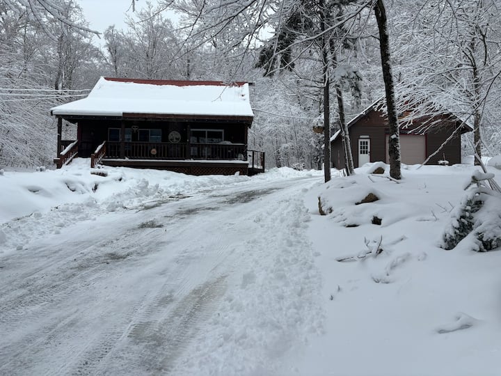 Cozy Cabin & Fun-filled Barn *Vast Access* Mt Snow - Bennington, VT