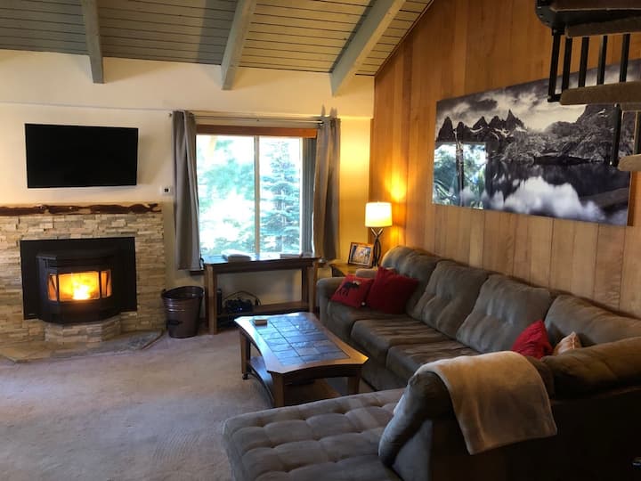 Hot Tub - Canyon Area - Private Top Floor End Unit - Mammoth Lakes, CA